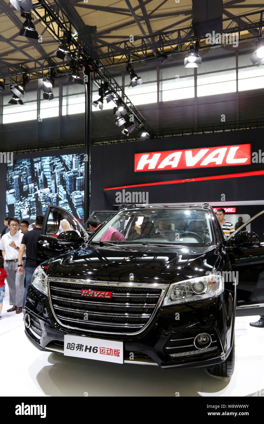 --FILE--Visitors look at or try out a Haval H6 of Great Wall Motor ...