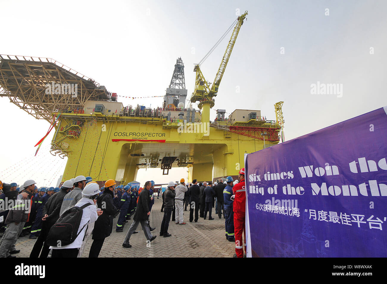 People look at the deepwater oil rig "COSLProspector" made for China ...