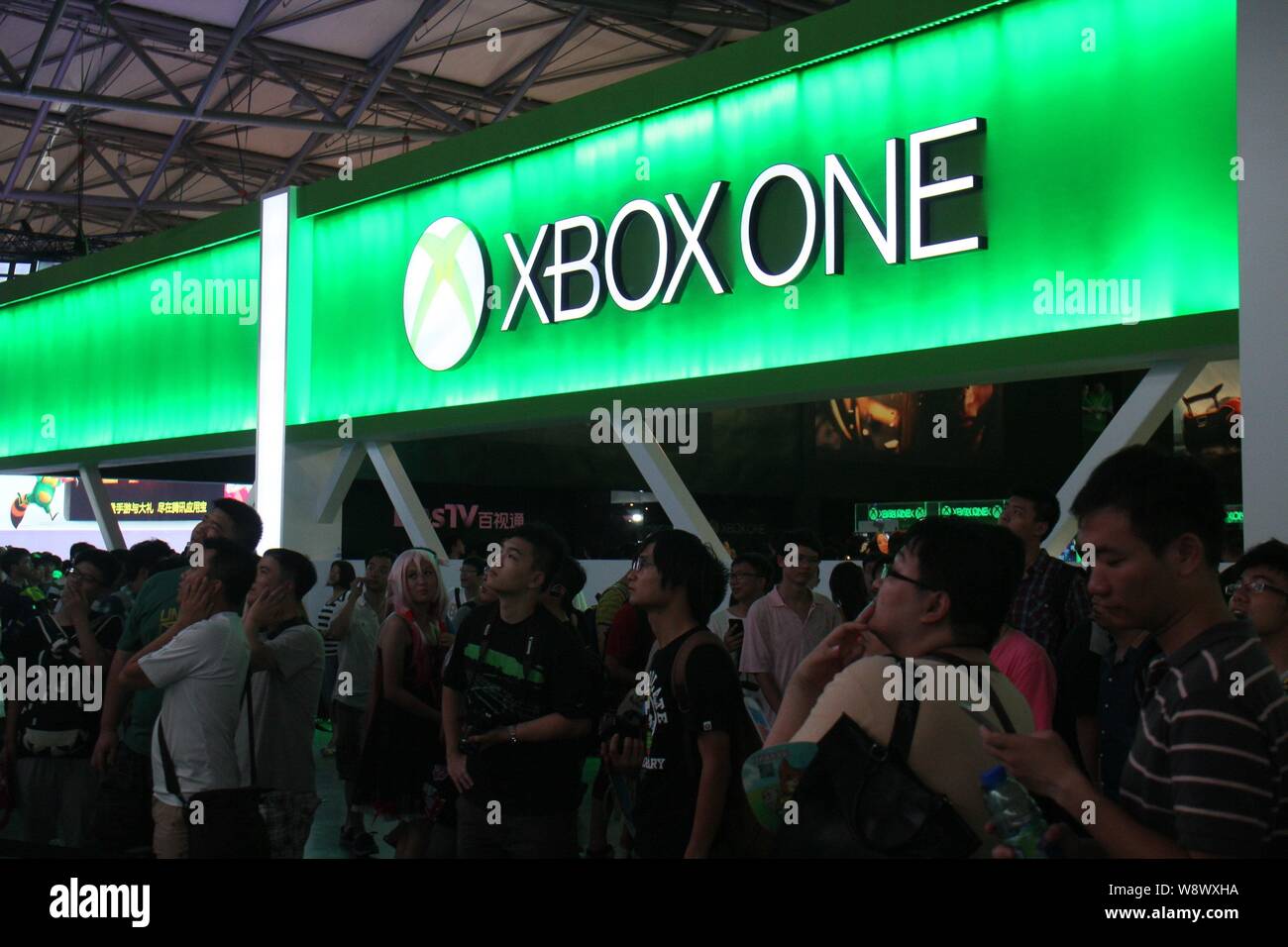 Xbox one stand hi-res stock photography and images - Alamy