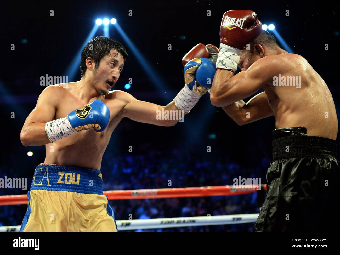 Boxing bout hi-res stock photography and images - Alamy