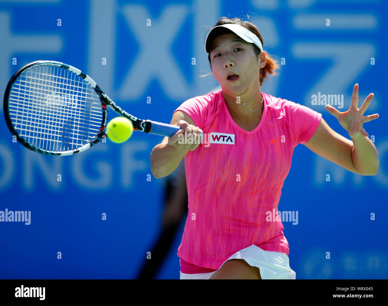 China's Zhang Kailin returns a shot to Spain's Carla Suarez Navarro ...