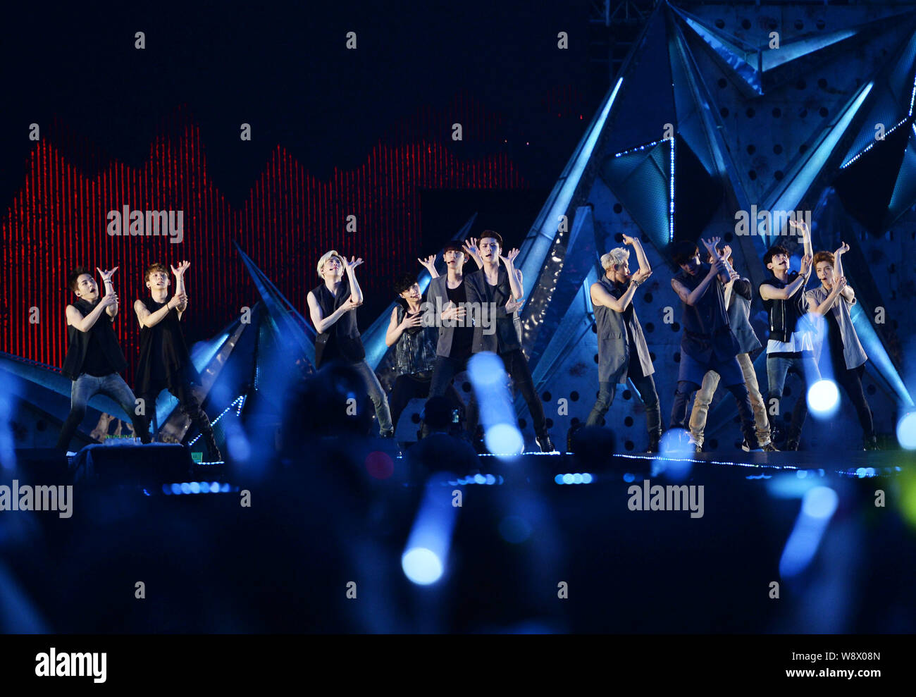 Korean k pop band hi-res stock photography and images - Alamy