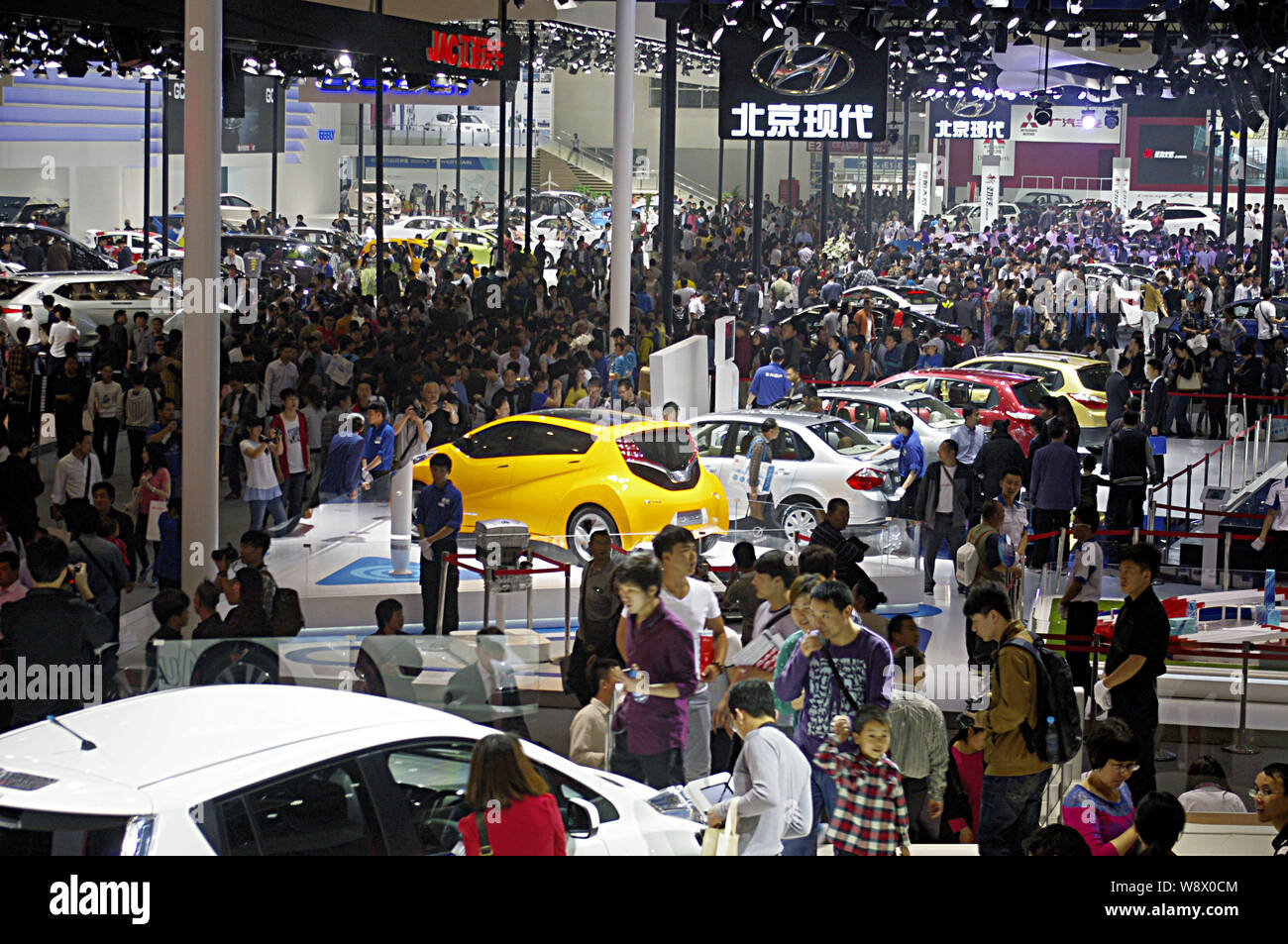 Auto show crowd hi-res stock photography and images - Alamy