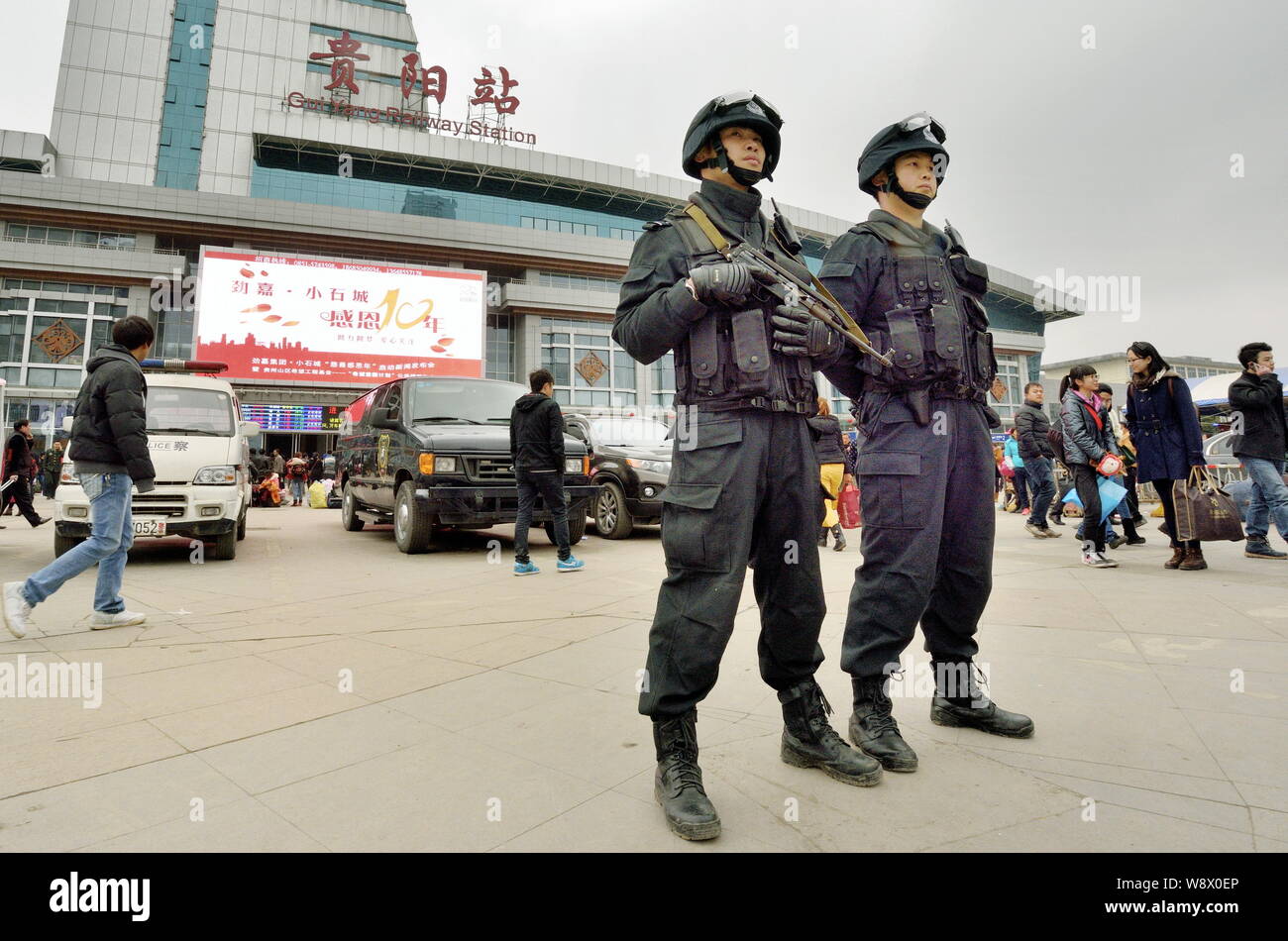 2 chinese police officers hi-res stock photography and images - Alamy