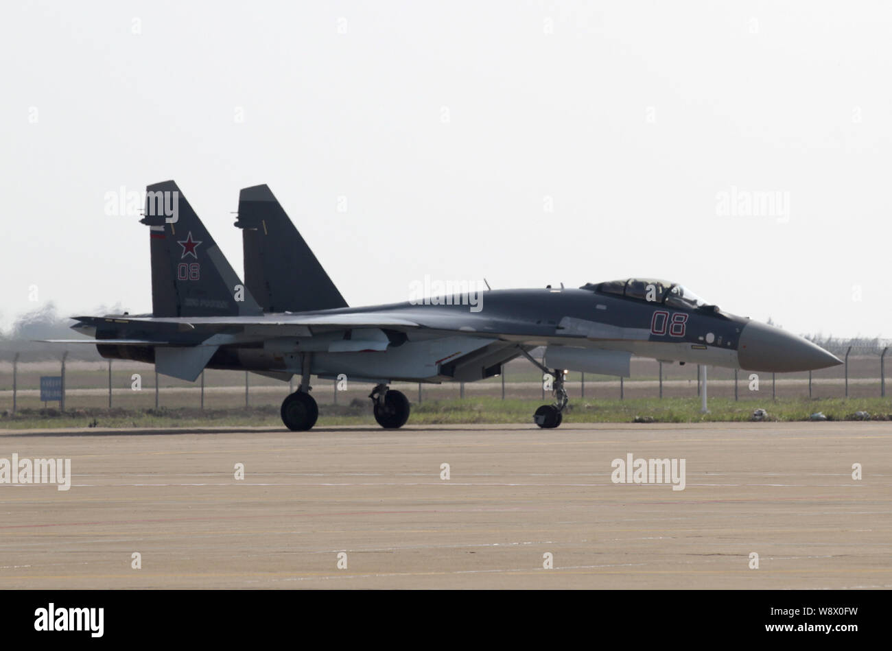 Sukhoi su 35 hi-res stock photography and images - Alamy