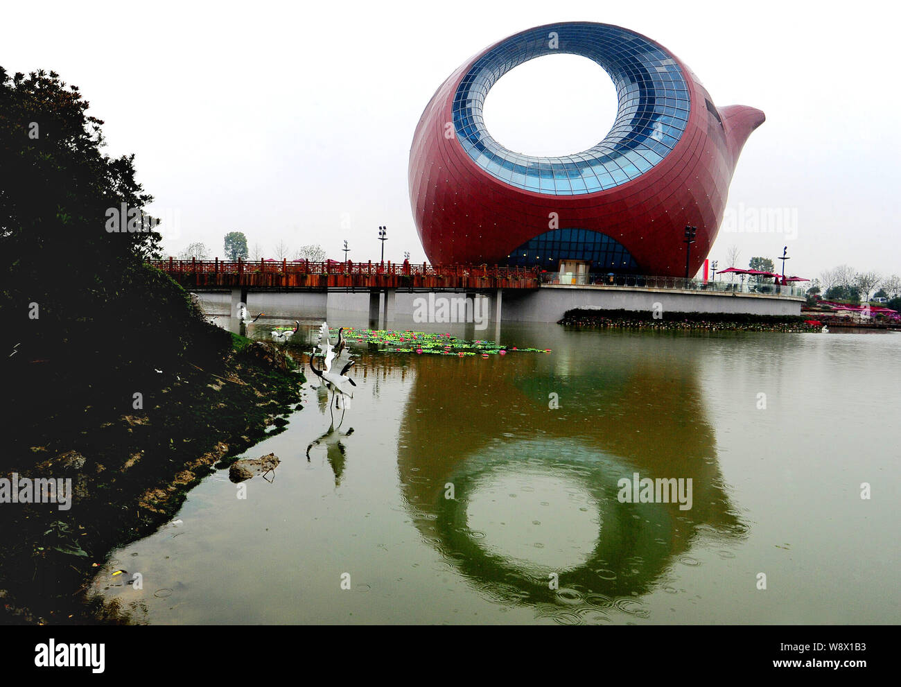 --FILE--View of the teapot-shaped building in Wuxi city, east Chinas ...