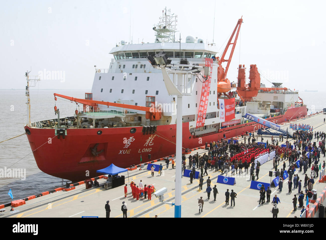 --FILE--People welcome the Xue Long (Snow Dragon) icebreaker carrying ...