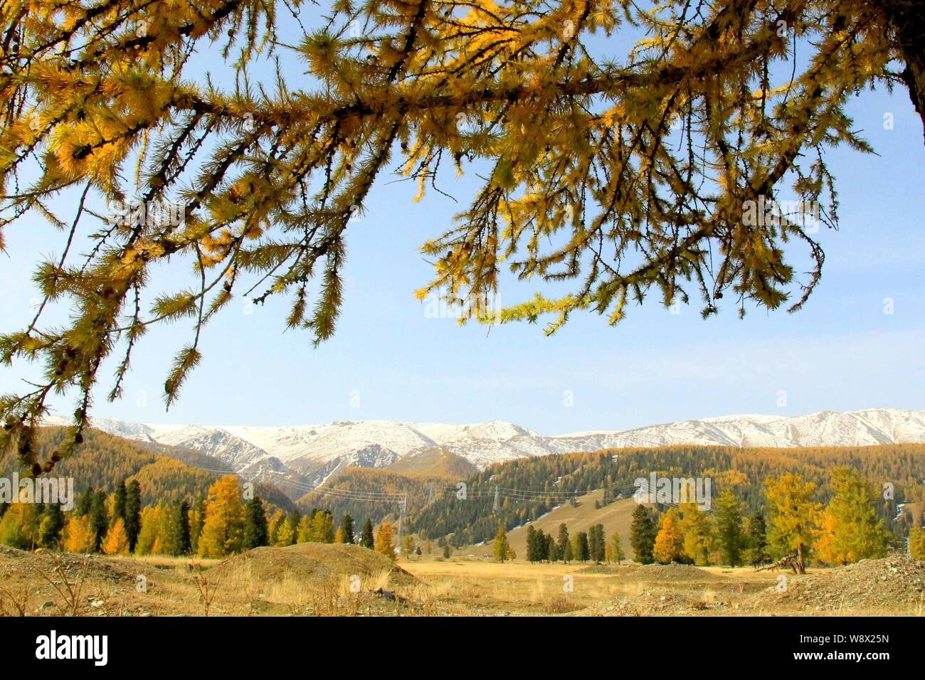 Landscape of the mountain range of Tianshan Mountains in Hami, Xinjiang ...