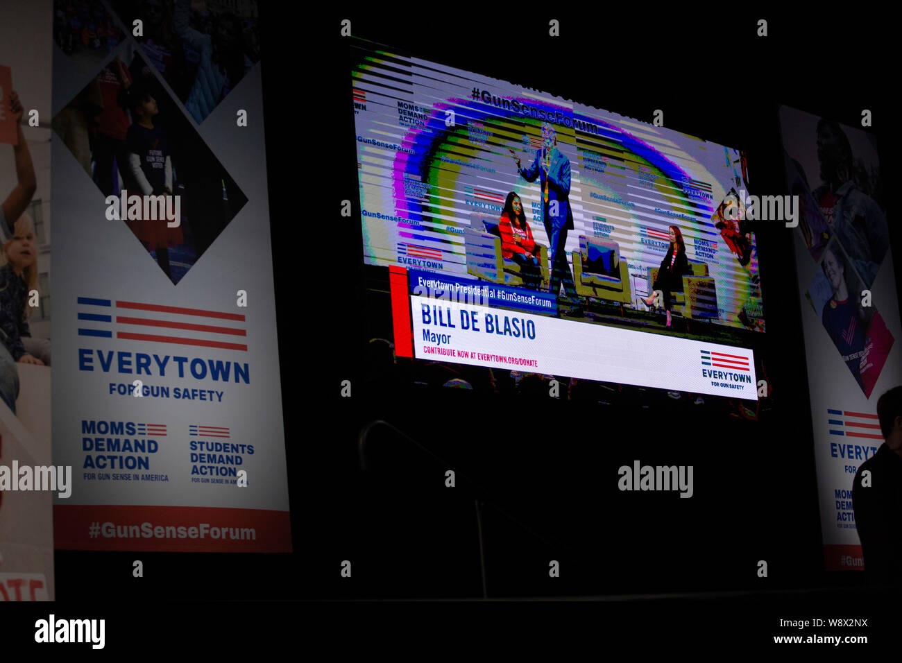 Jumbo tv screen hi-res stock photography and images - Alamy