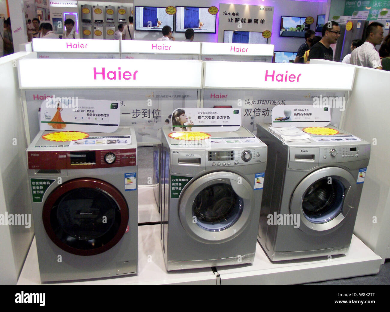 Washing machines electrical appliances hi-res stock photography and ...