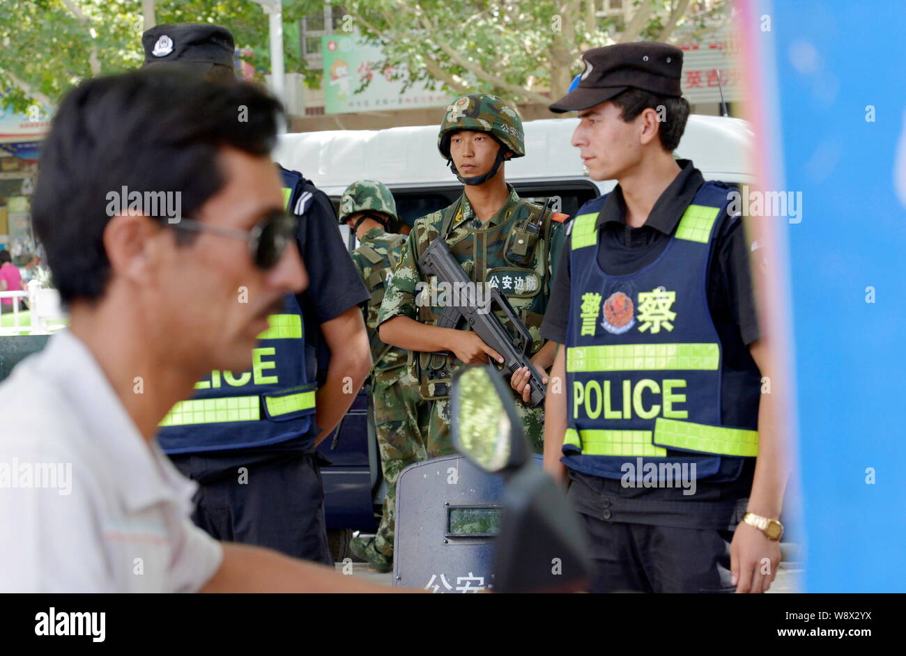 --FILE--Chinese police officers and paramilitary policemen stand guard ...