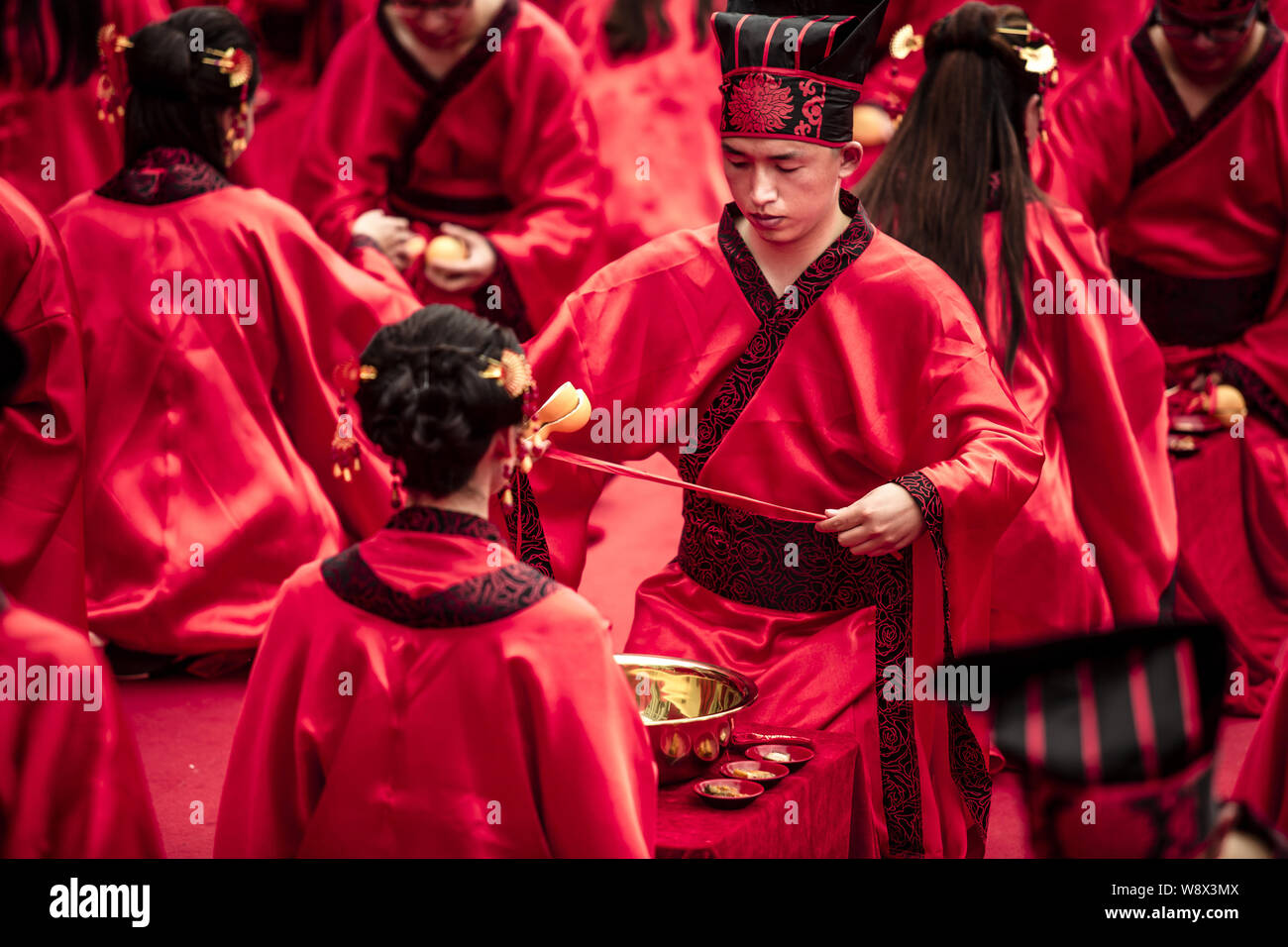 Couples of young Chinese newly-weds dressed in traditional Han costumes ...