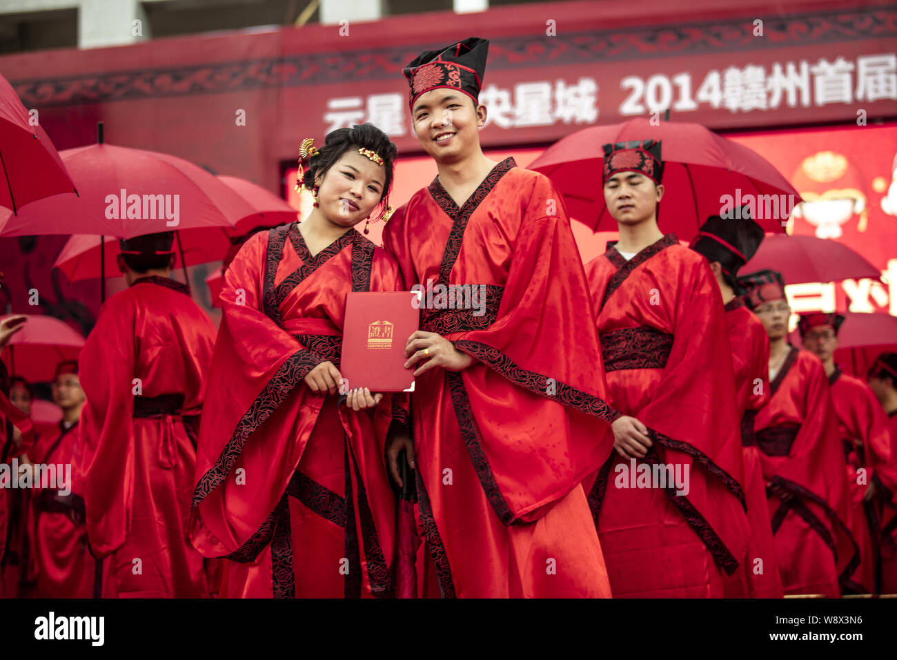 Couples of young Chinese newly-weds dressed in traditional Han costumes ...