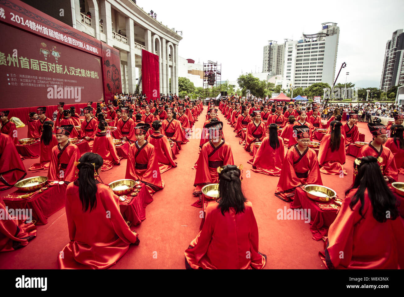 100 couples of young Chinese newly-weds dressed in traditional Han ...