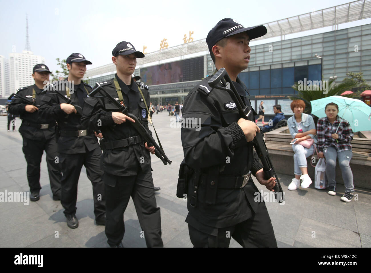 Policemen with guns hi-res stock photography and images - Alamy