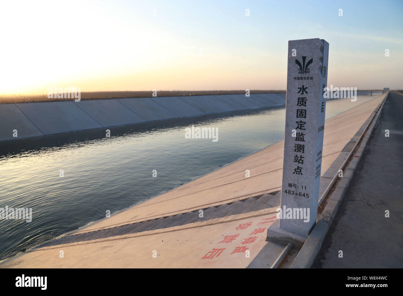 Middle line hi-res stock photography and images - Alamy