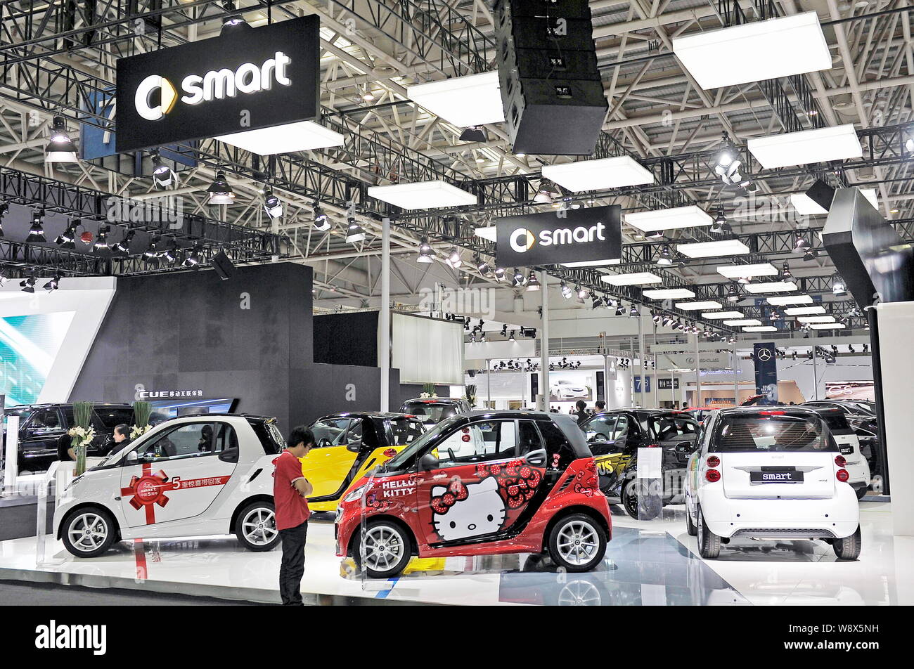 Smart car mercedes benz daimler hi-res stock photography and images - Alamy