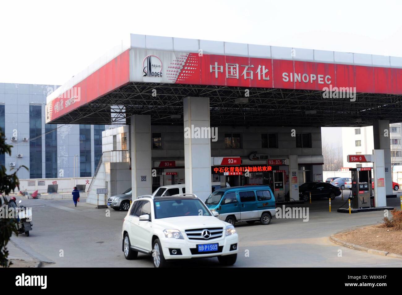 Sinopec petrol station hi-res stock photography and images - Alamy
