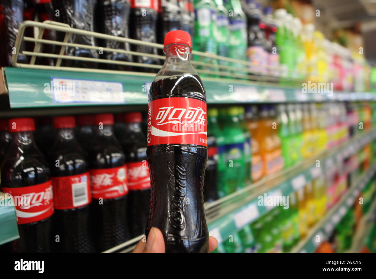Coca cola supermarket shops drinks hi-res stock photography and images ...
