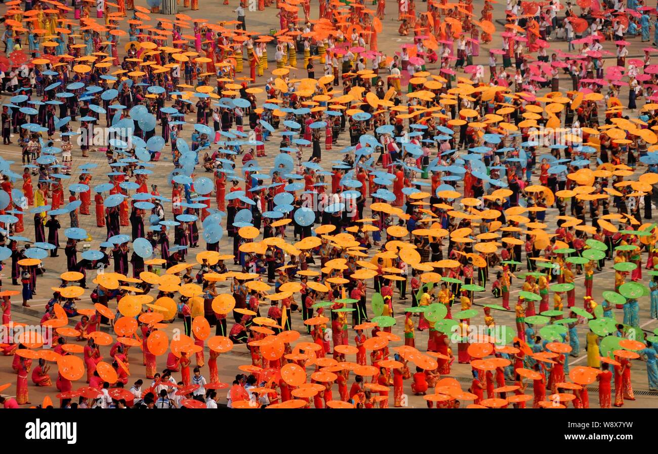 Chinese performers dressed in traditional costumes of Dai ethnic ...