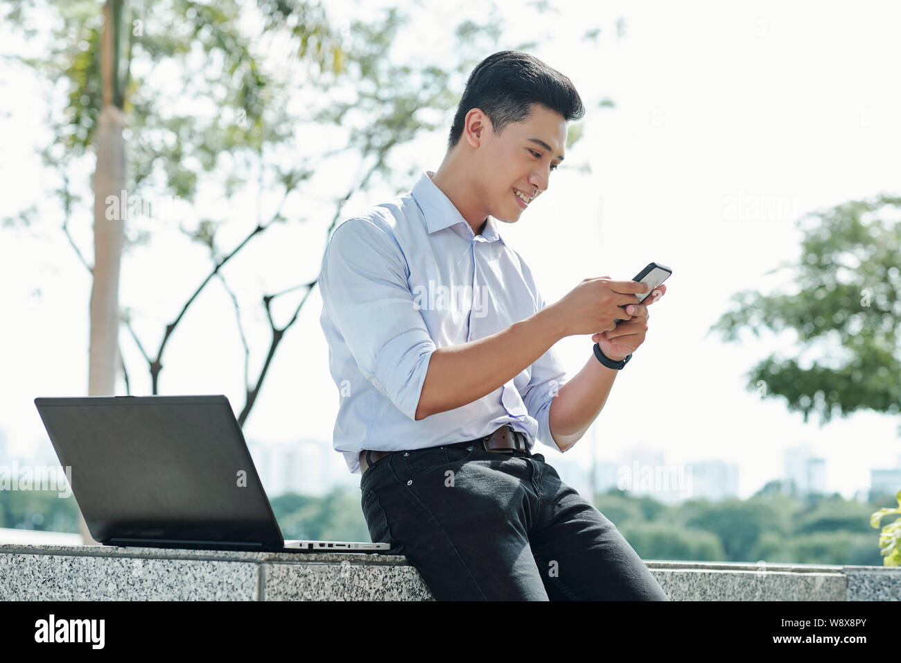 Digital nomad working outdoors Stock Photo - Alamy