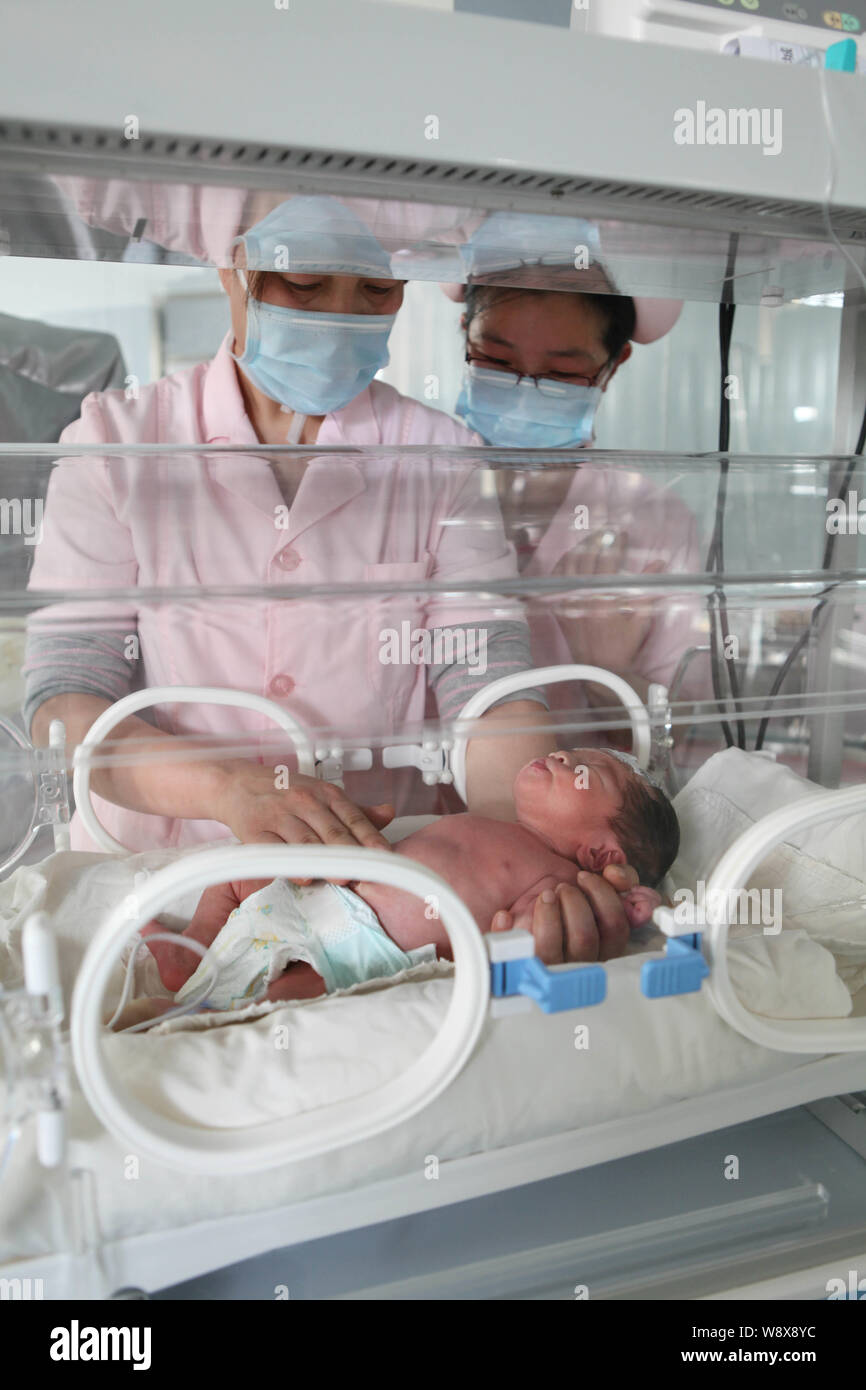 Newborn hospital incubator hi-res stock photography and images - Alamy