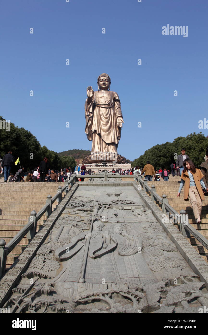 --FILE--Tourists visit the Lingshan Grand Buddha in Wuxi city, east ...