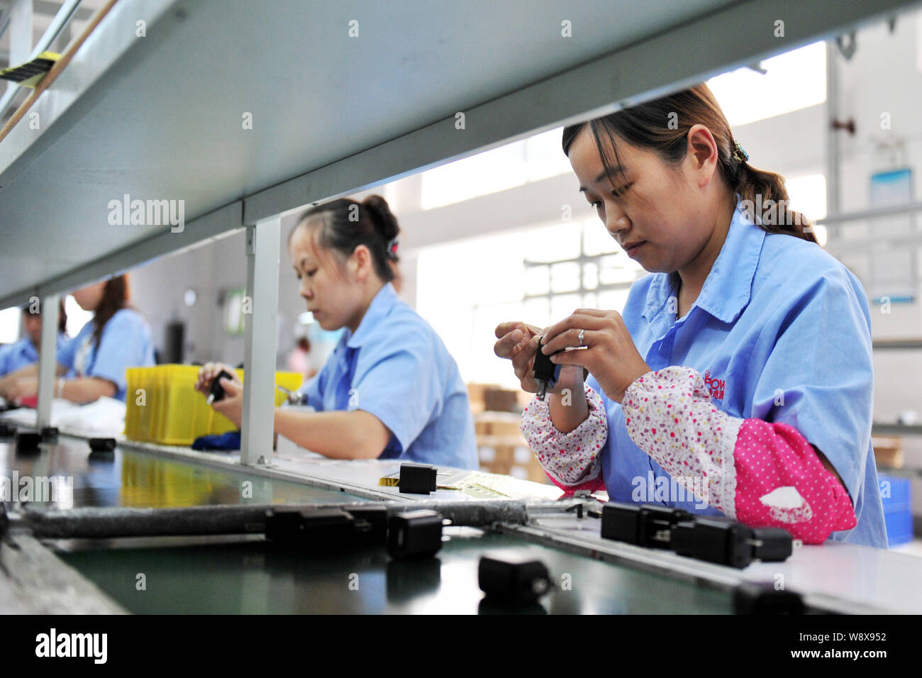 --FILE--Female Chinese workers produce circuit boards at an electronic ...
