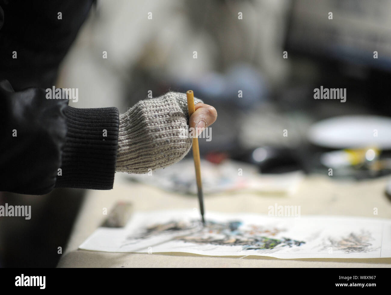 Chinese handicapped artist Zhang Qihui, who lost his left arm and four ...