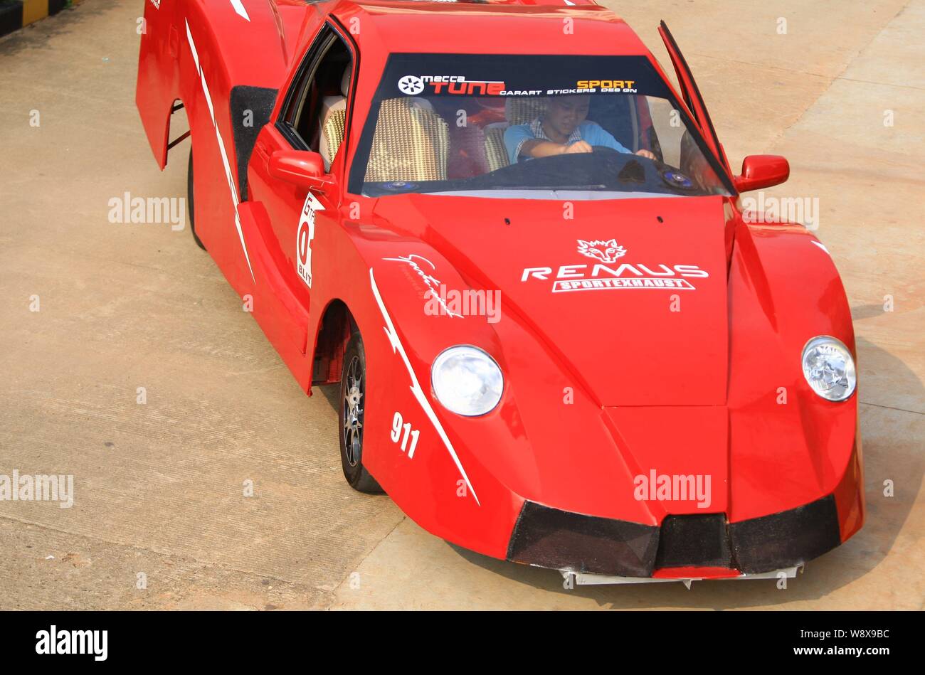 Beat up car hi-res stock photography and images - Alamy