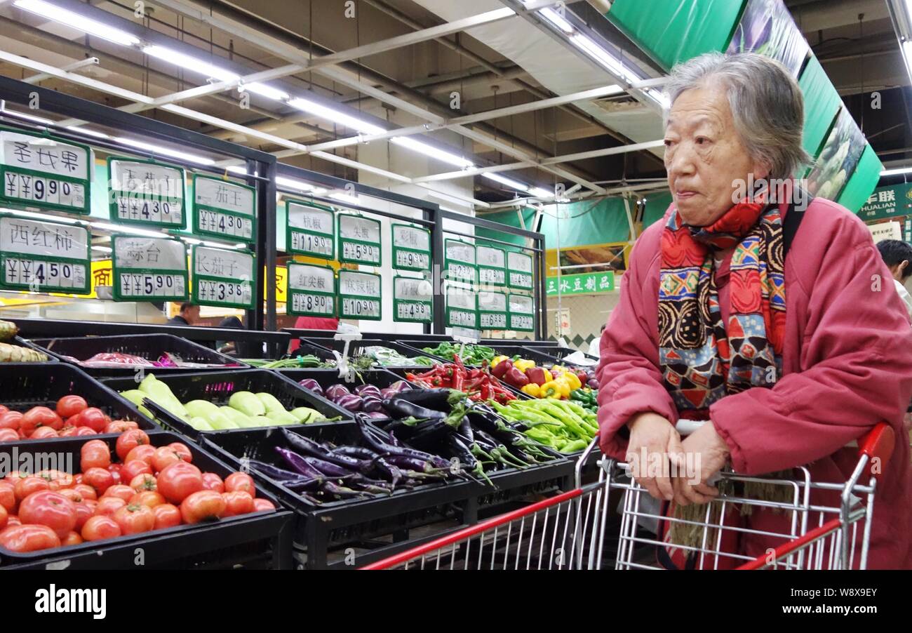 Chinese customer hi-res stock photography and images - Alamy