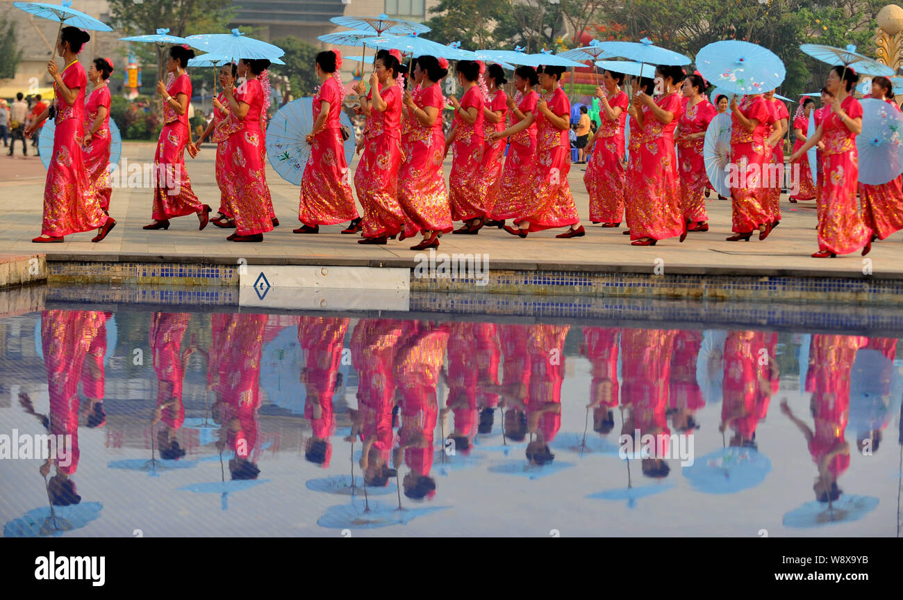 Chinese performers dressed in traditional costumes of Dai ethnic ...