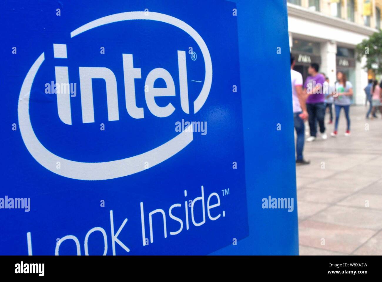 Intel advertisement hi-res stock photography and images - Alamy