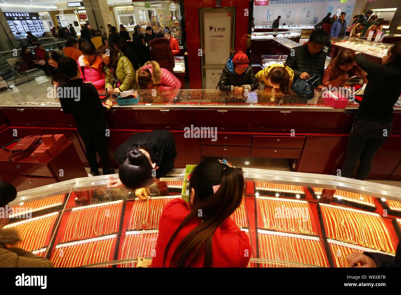 China gold shop jewellery hi-res stock photography and images - Alamy