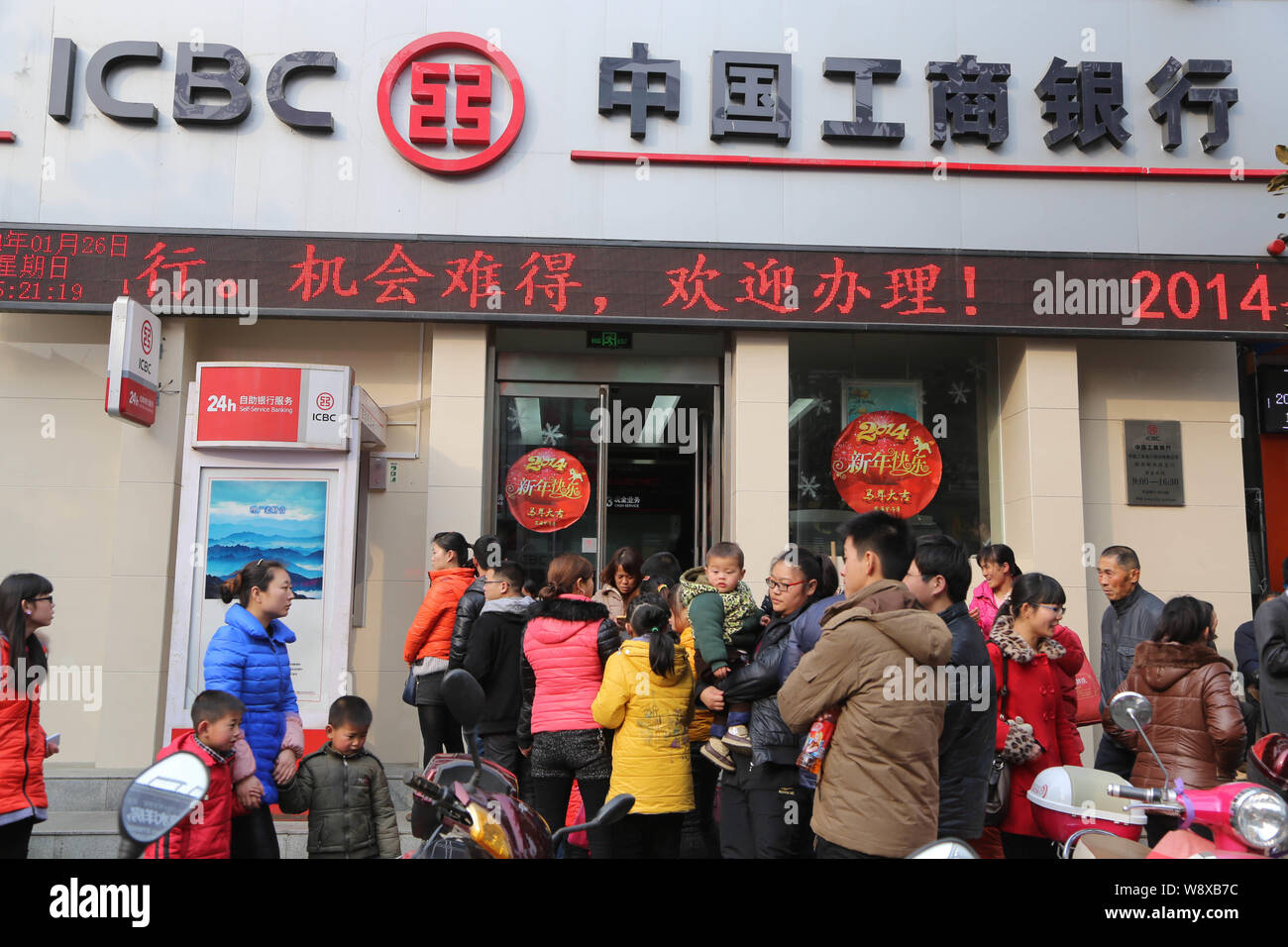 Queue in front of bank hi-res stock photography and images - Alamy