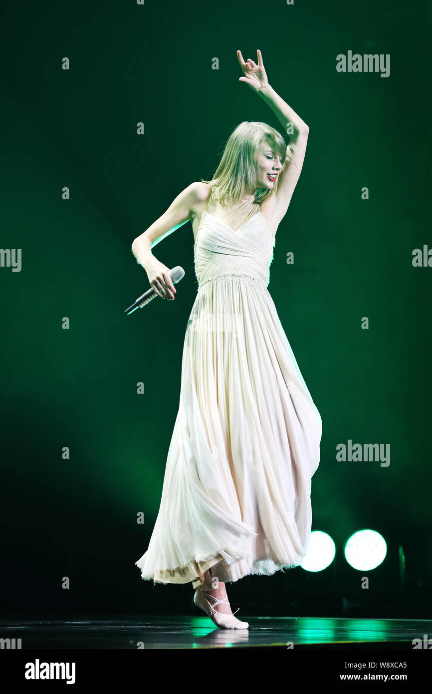 Taylor swift in concert hi-res stock photography and images - Alamy