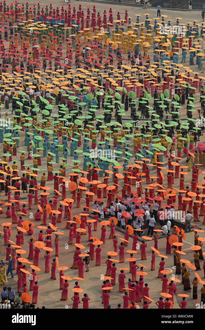 Chinese performers dressed in traditional costumes of Dai ethnic ...