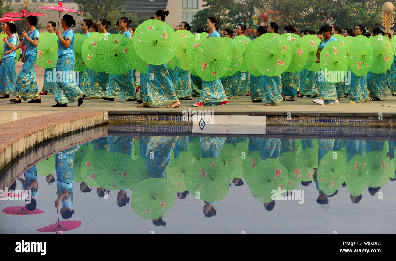 Chinese performers dressed in traditional costumes of Dai ethnic ...