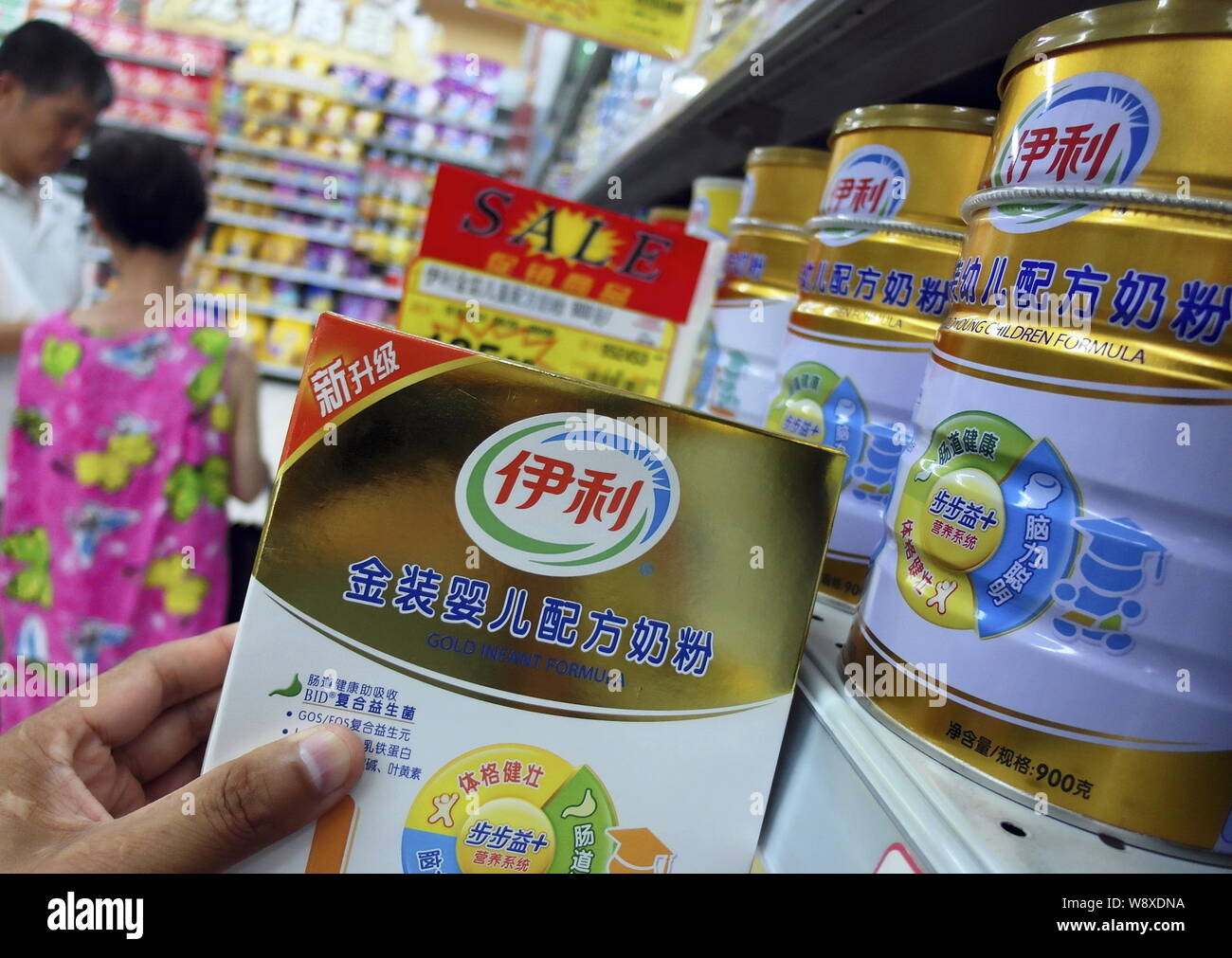 --FILE--A customer shops for a carton of Yili gold infant formula at a ...