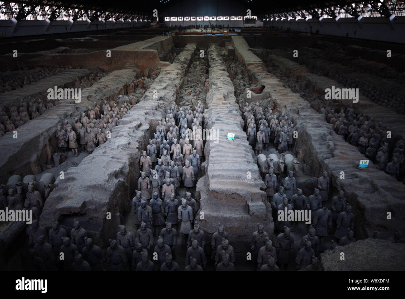 Emperor qins terracotta warriors hi-res stock photography and images ...