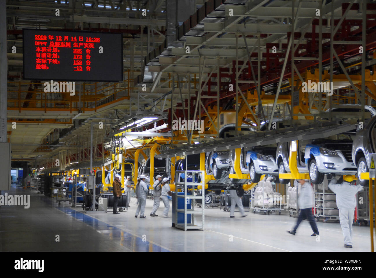 --FILE--Chinese factory workers assemble cars on the assembly line at ...
