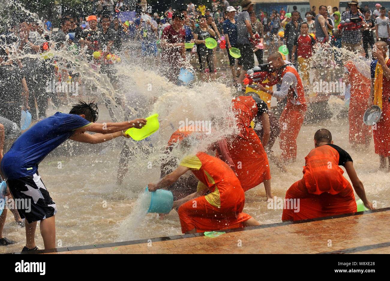 People splash hi-res stock photography and images - Alamy