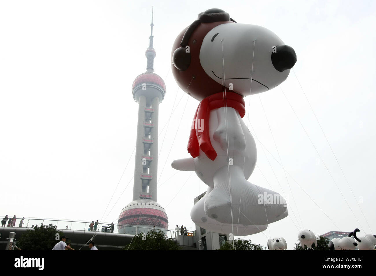 Snoopy ballon hi-res stock photography and images - Alamy