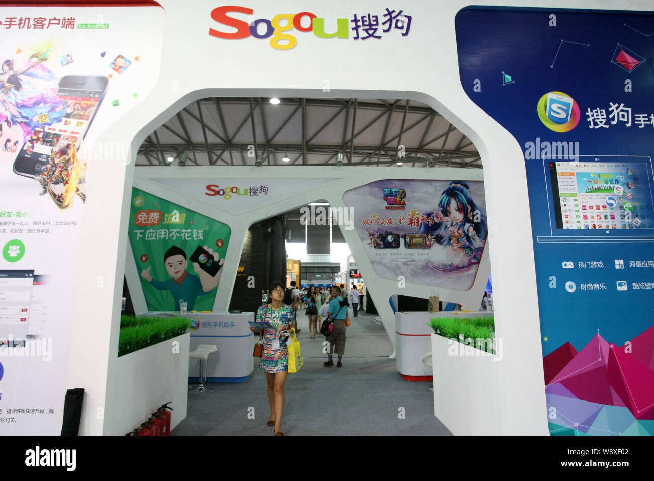 --FILE--People visit the stand of Sogou during a fair in Shanghai ...