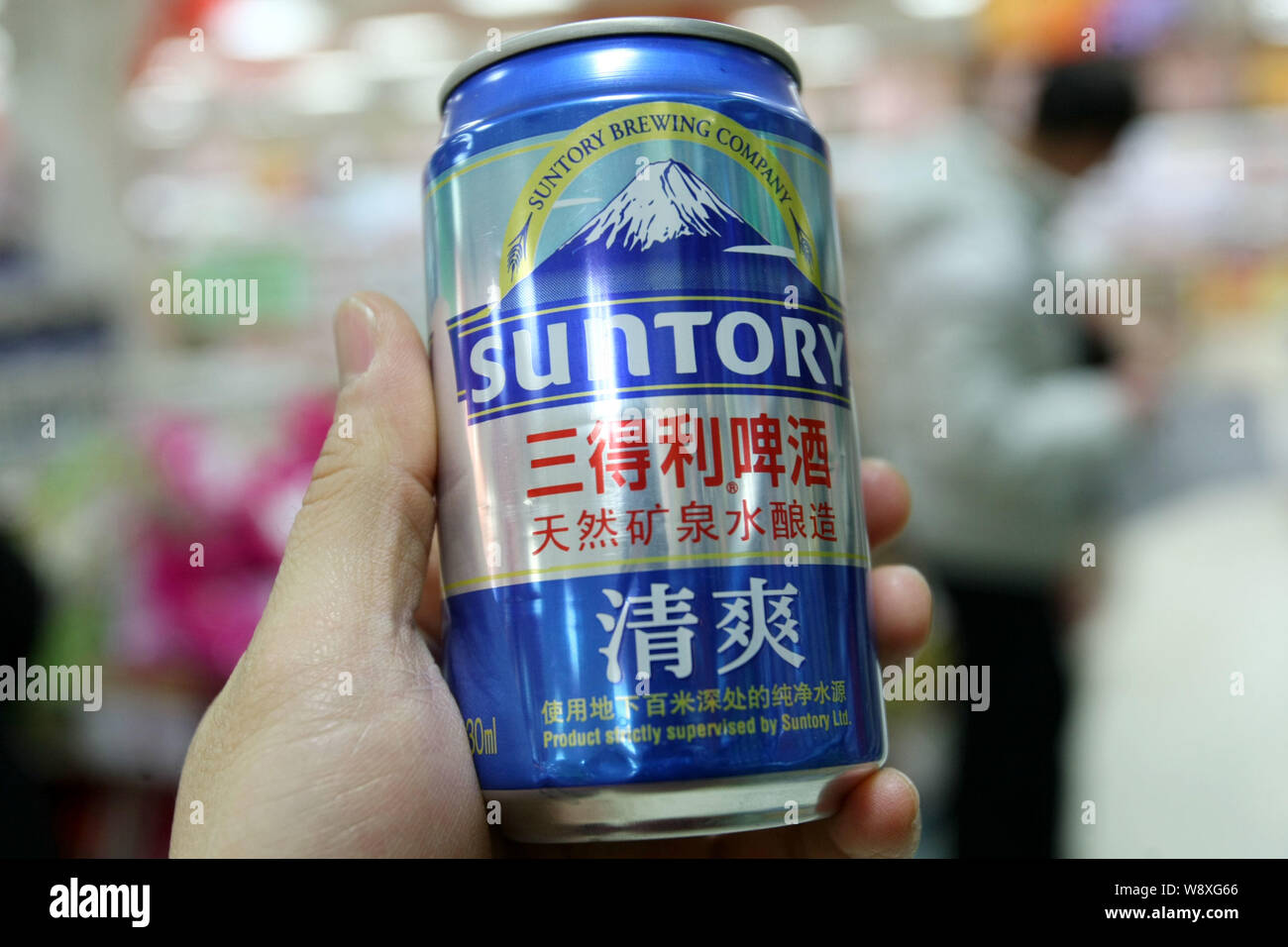 --FILE--A customer buys a can of Suntory beer at a supermarket in ...