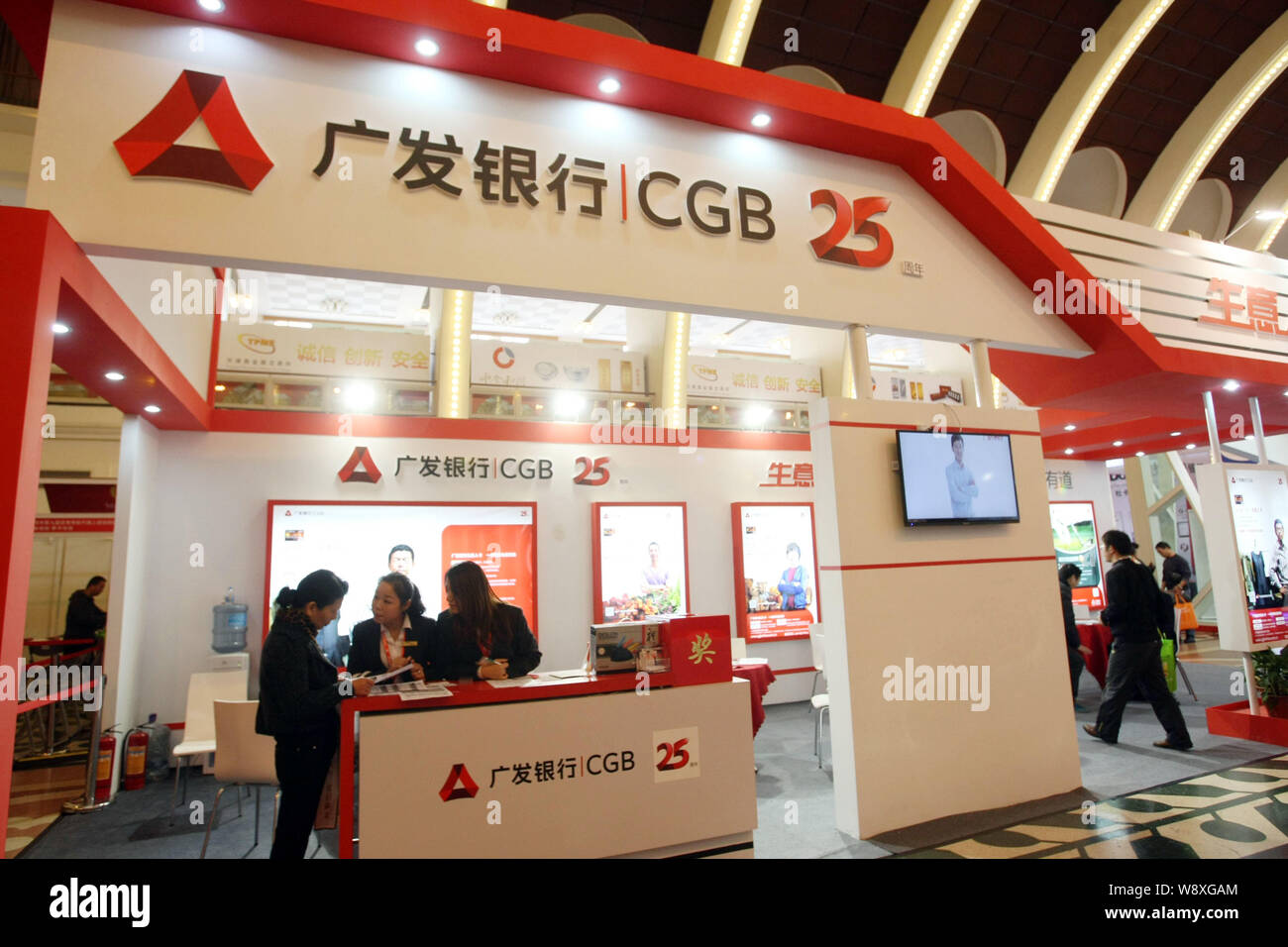--FILE--A visitor talks with employees at the stand of China Guangfa ...