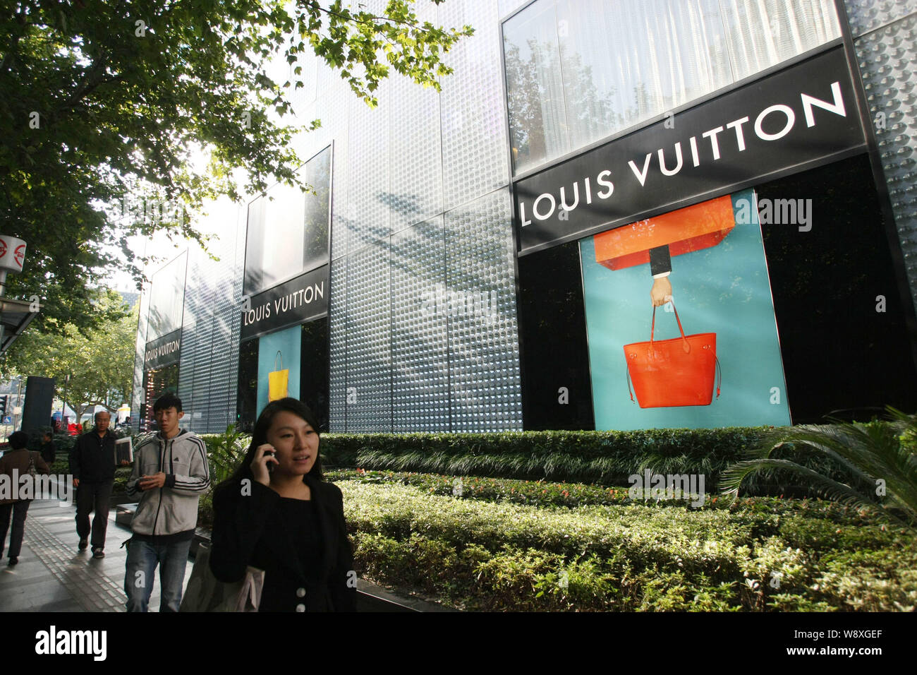 Moet hennessy louis vuitton store hi-res stock photography and images ...