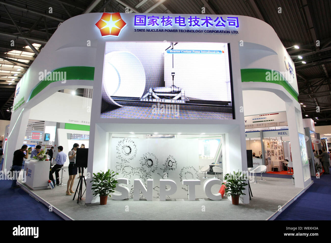 --FILE--People visit the stand of State Nuclear Power Technology ...