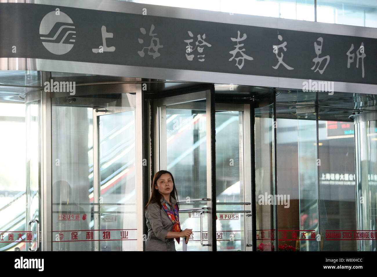 --FILE--A Chinese employee enters the Shanghai Stock Exchange (SSE ...