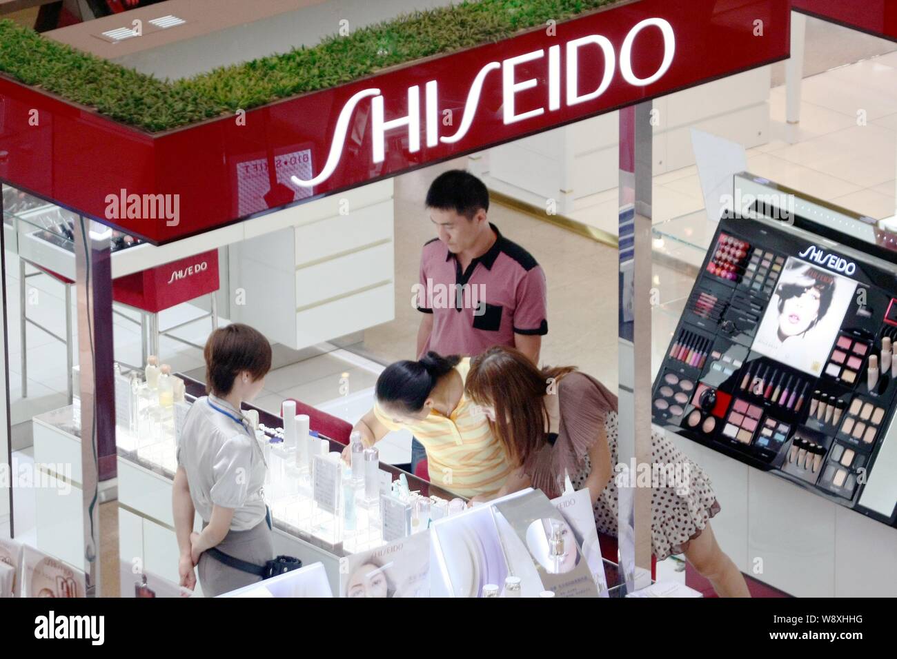 --FILE--Chinese customers buy Shiseido cosmetics and skincare products ...